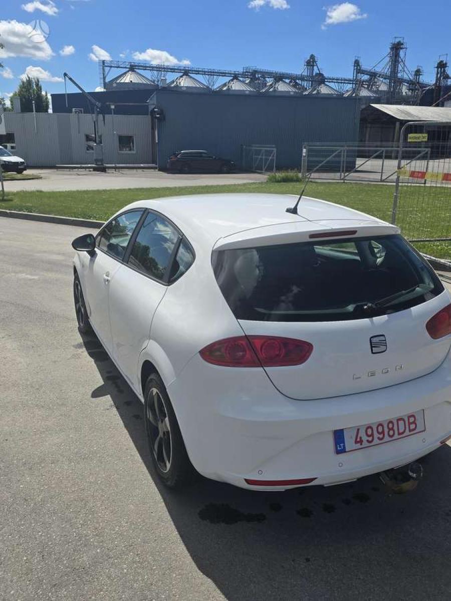 White SEAT Leon 2012 in Joniskis, with an engine capacity of 1.60 L and mileage of 302 thousand km for 3350 €, photo 4 on AUTOMOTO.COM.LV