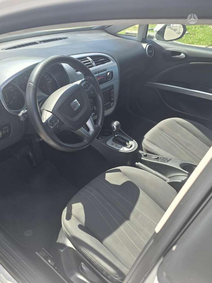 White SEAT Leon 2012 in Joniskis, with an engine capacity of 1.60 L and mileage of 302 thousand km for 3350 €, photo 7 on AUTOMOTO.COM.LV