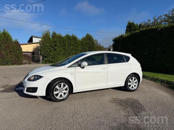 White SEAT Leon 2012 in Riga, with an engine capacity of 1.60 L and mileage of 208 thousand km for 4200 €, photo 4 on AUTOMOTO.COM.LV