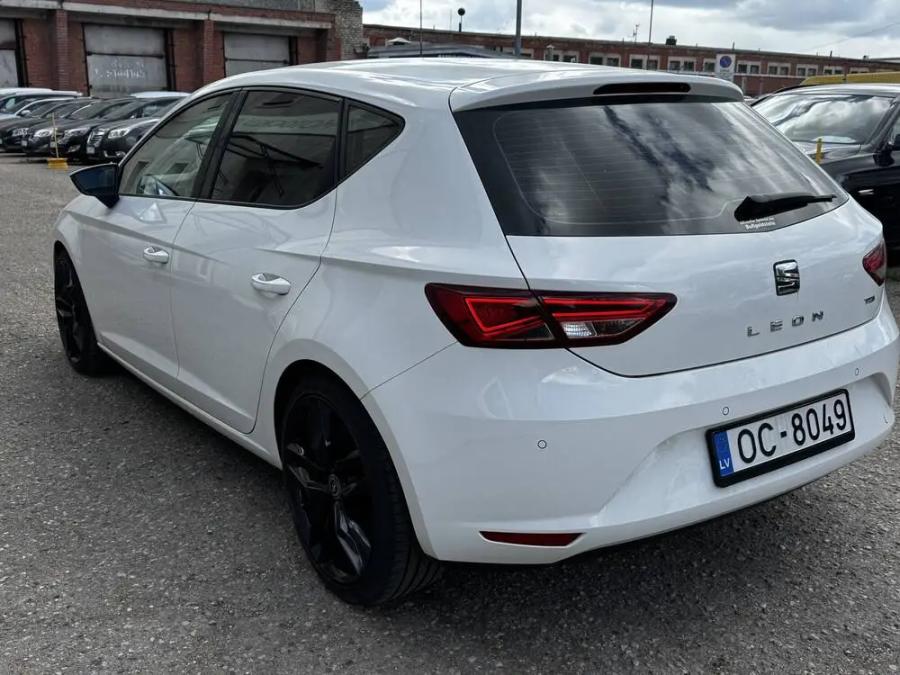 White SEAT Leon 2014 in Daugavpils, with an engine capacity of 2.00 L and mileage of 229 thousand km for 7850 €, photo 5 on AUTOMOTO.COM.LV