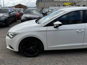 White SEAT Leon 2014 in Daugavpils, with an engine capacity of 2.00 L and mileage of 229 thousand km for 7850 €, photo 8 on AUTOMOTO.COM.LV