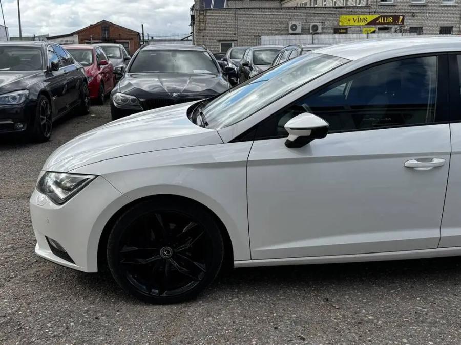 White SEAT Leon 2014 in Daugavpils, with an engine capacity of 2.00 L and mileage of 229 thousand km for 7850 €, photo 8 on AUTOMOTO.COM.LV