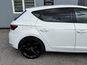 White SEAT Leon 2014 in Daugavpils, with an engine capacity of 2.00 L and mileage of 229 thousand km for 7850 €, photo 9 on AUTOMOTO.COM.LV