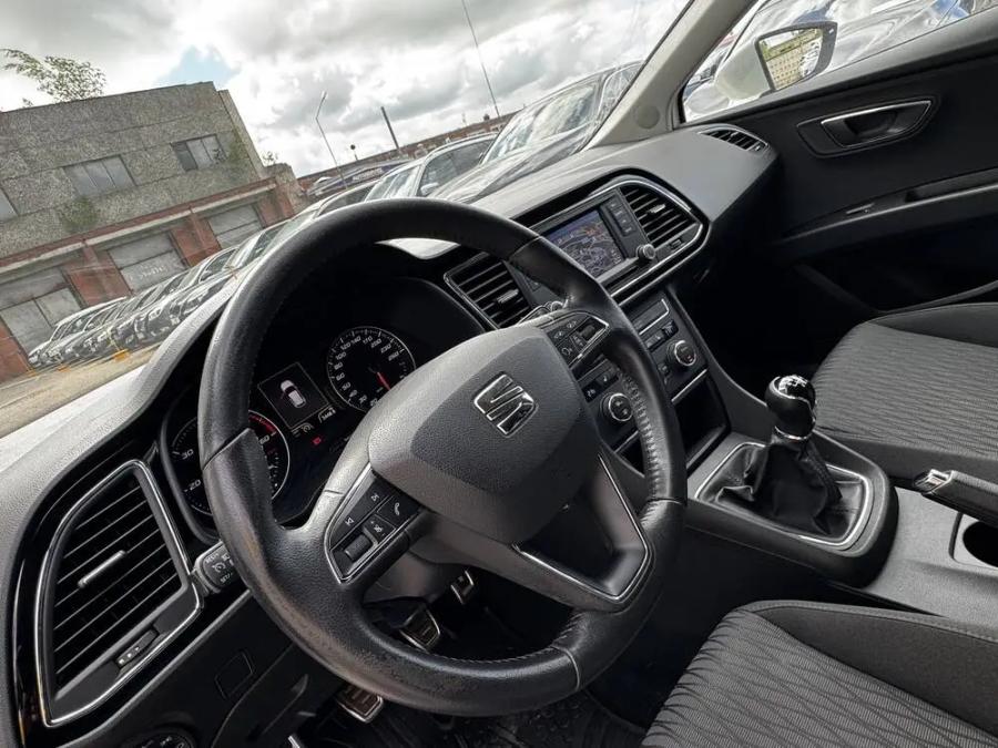 White SEAT Leon 2014 in Daugavpils, with an engine capacity of 2.00 L and mileage of 229 thousand km for 7850 €, photo 16 on AUTOMOTO.COM.LV