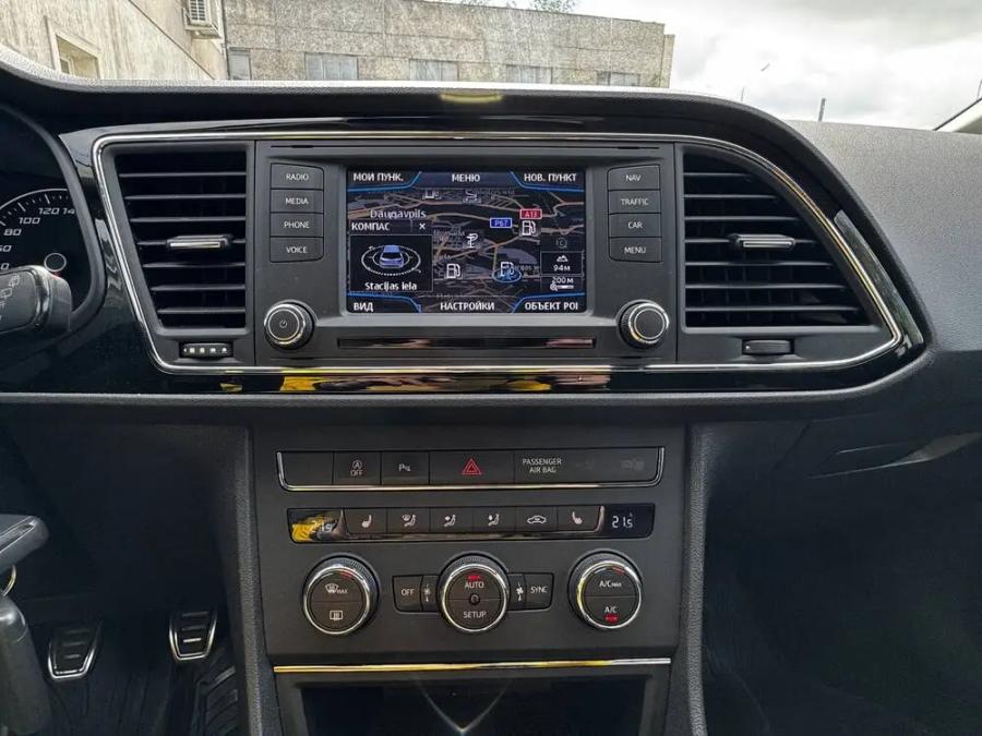 White SEAT Leon 2014 in Daugavpils, with an engine capacity of 2.00 L and mileage of 229 thousand km for 7850 €, photo 18 on AUTOMOTO.COM.LV