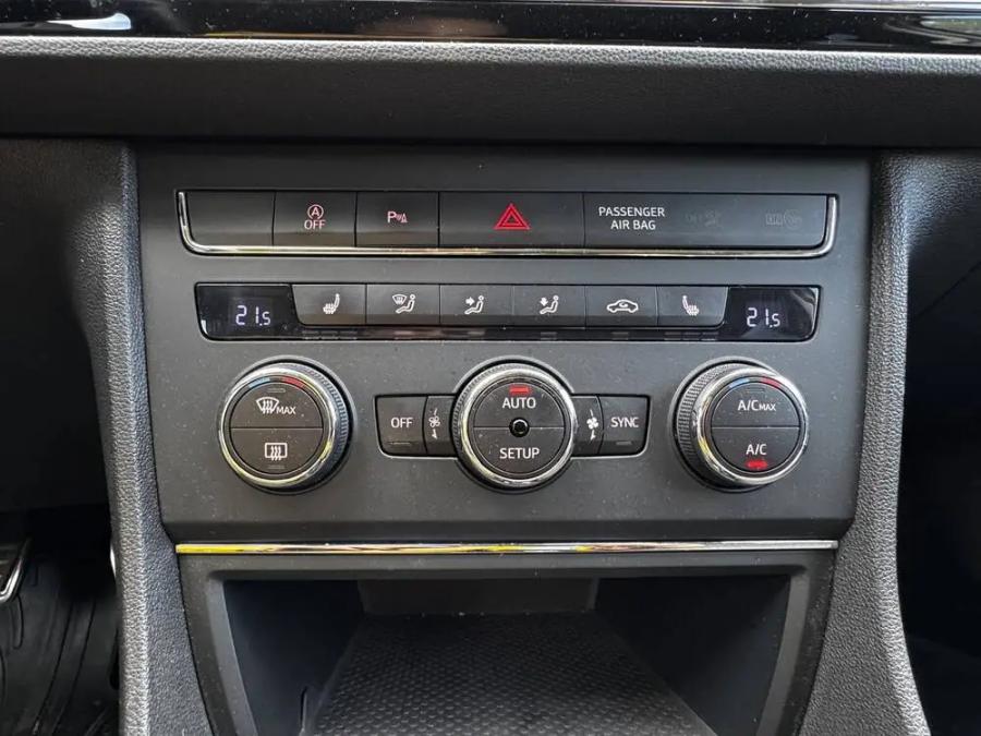 White SEAT Leon 2014 in Daugavpils, with an engine capacity of 2.00 L and mileage of 229 thousand km for 7850 €, photo 22 on AUTOMOTO.COM.LV