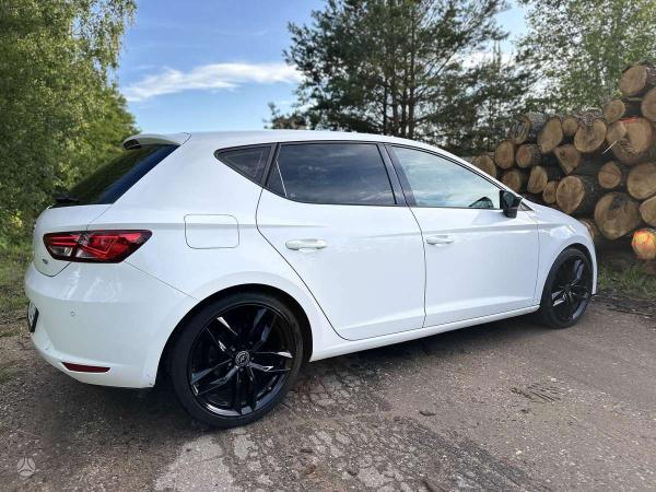 White SEAT Leon 2014 in Daugavpils, with an engine capacity of 1.97 L and mileage of 230 thousand km for 7450 €, photo 5 on AUTOMOTO.COM.LV