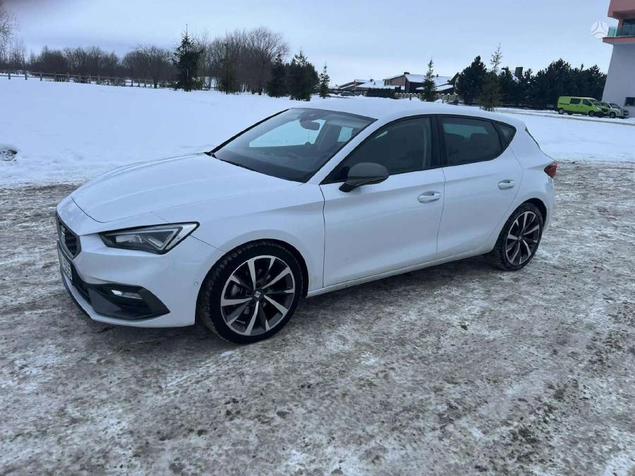 White SEAT Leon 2021 in Panevezys, with an engine capacity of 1.50 L and mileage of 17 thousand km for 16000 €, photo 6 on AUTOMOTO.COM.LV
