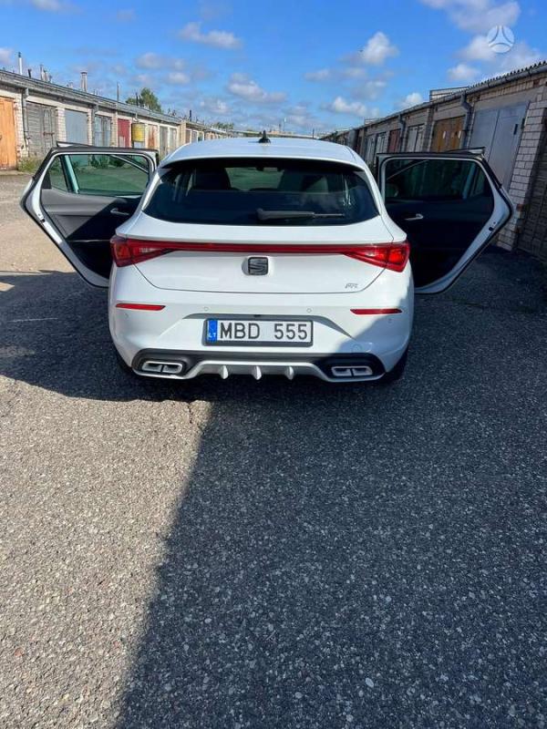 White SEAT Leon 2021 in Panevezys, with an engine capacity of 1.50 L and mileage of 24 thousand km for 10900 €, photo 4 on AUTOMOTO.COM.LV