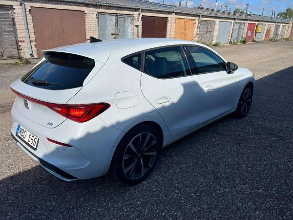 White SEAT Leon 2021 in Panevezys, with an engine capacity of 1.50 L and mileage of 24 thousand km for 10900 €, photo 5 on AUTOMOTO.COM.LV