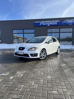 White SEAT Leon 2022 in Taurage, with an engine capacity of 2.00 L and mileage of 213 thousand km for 4300 €, photo  on AUTOMOTO.COM.LV