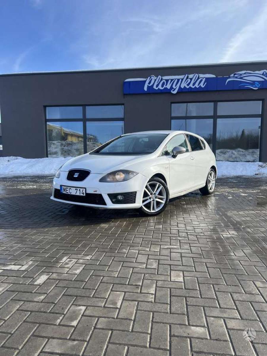 White SEAT Leon 2022 in Taurage, with an engine capacity of 2.00 L and mileage of 213 thousand km for 4300 €, photo 1 on AUTOMOTO.COM.LV