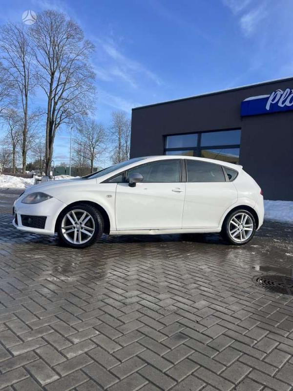 White SEAT Leon 2022 in Taurage, with an engine capacity of 2.00 L and mileage of 213 thousand km for 4300 €, photo 2 on AUTOMOTO.COM.LV