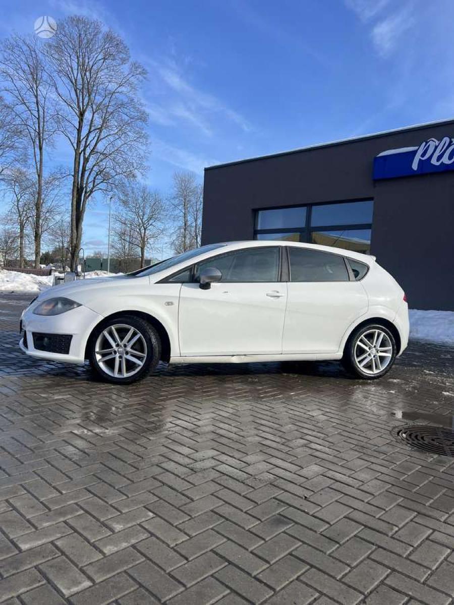 White SEAT Leon 2022 in Taurage, with an engine capacity of 2.00 L and mileage of 213 thousand km for 4300 €, photo 2 on AUTOMOTO.COM.LV