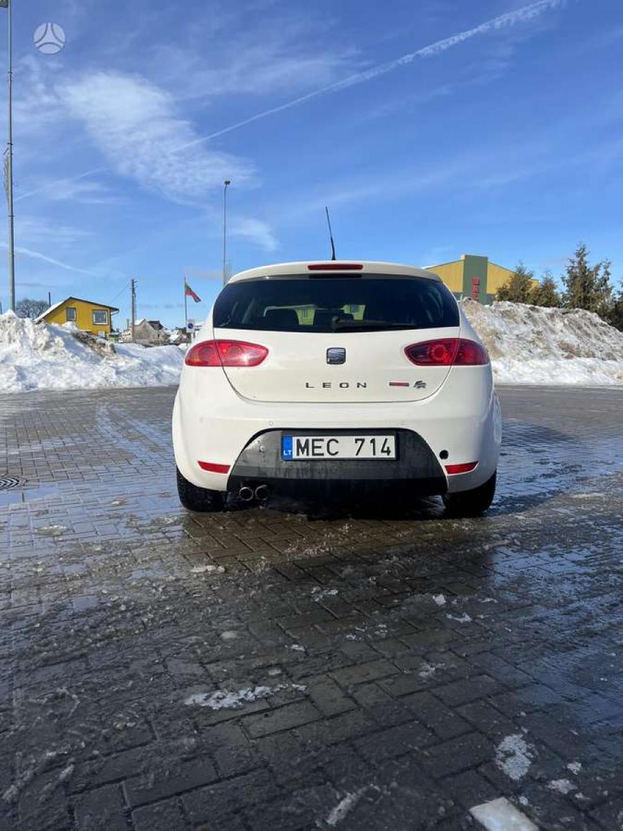 White SEAT Leon 2022 in Taurage, with an engine capacity of 2.00 L and mileage of 213 thousand km for 4300 €, photo 3 on AUTOMOTO.COM.LV