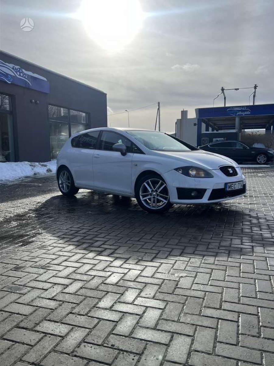 White SEAT Leon 2022 in Taurage, with an engine capacity of 2.00 L and mileage of 213 thousand km for 4300 €, photo 4 on AUTOMOTO.COM.LV