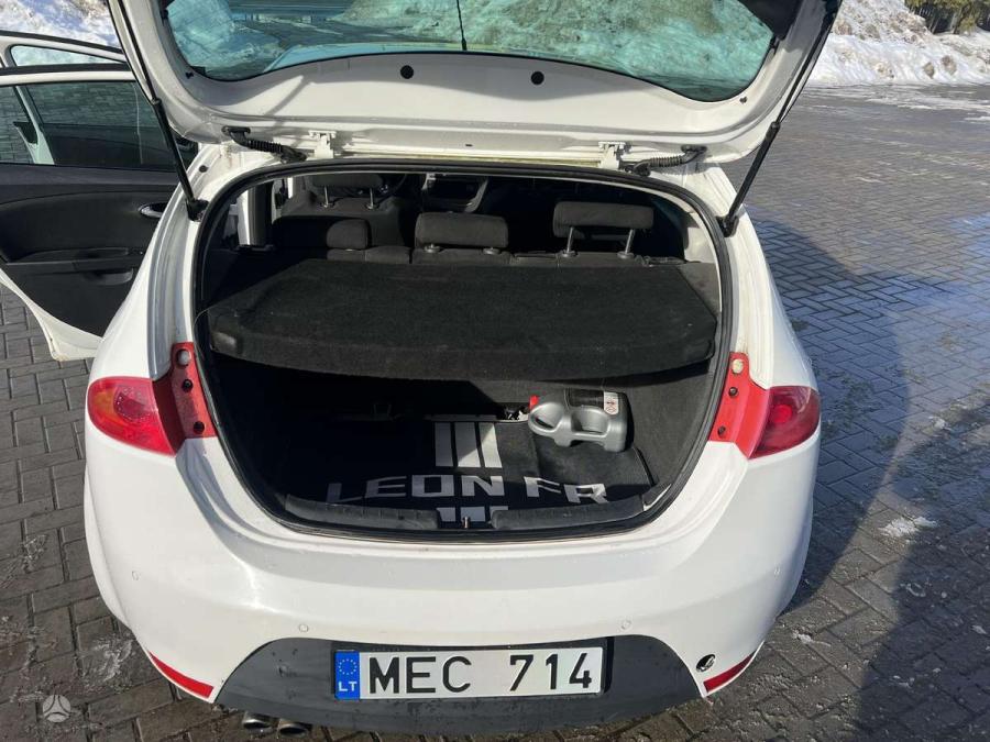 White SEAT Leon 2022 in Taurage, with an engine capacity of 2.00 L and mileage of 213 thousand km for 4300 €, photo 5 on AUTOMOTO.COM.LV