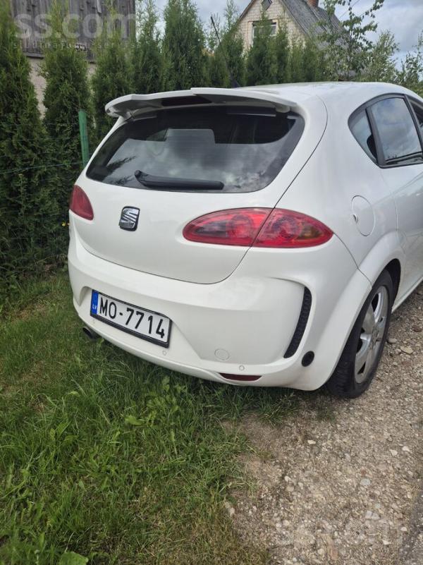 White SEAT Leon 2008 in Liepaja, with an engine capacity of 1.60 L and mileage of 313 thousand km for 2600 €, photo 6 on AUTOMOTO.COM.LV