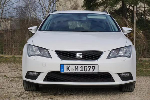 White SEAT Leon 2015 in Riga, with an engine capacity of 1.60 L and mileage of 158 thousand km for 7970 €, photo 3 on AUTOMOTO.COM.LV