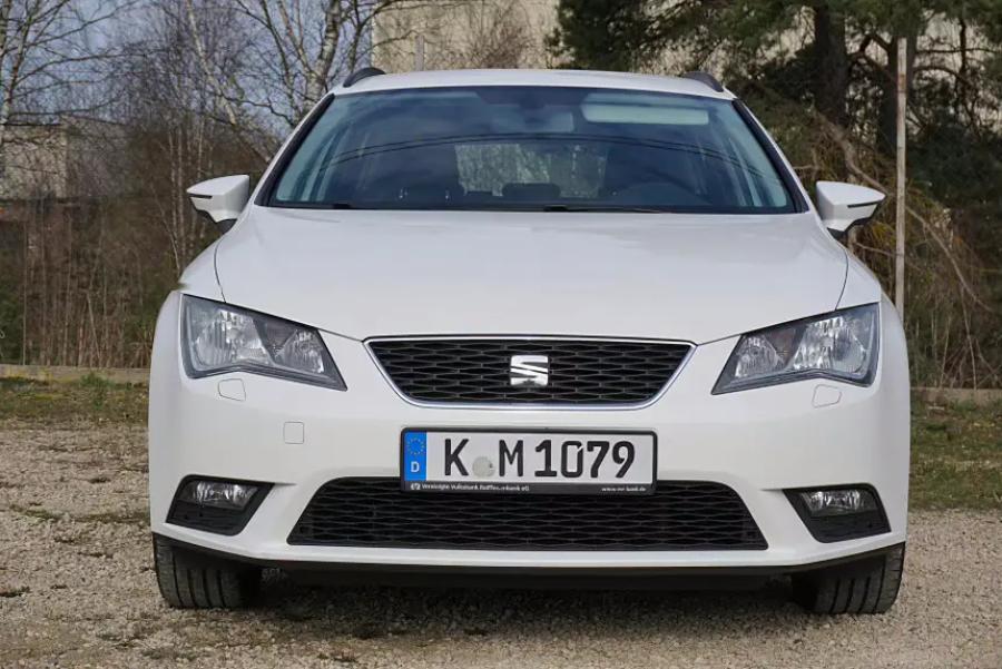 White SEAT Leon 2015 in Riga, with an engine capacity of 1.60 L and mileage of 158 thousand km for 7970 €, photo 4 on AUTOMOTO.COM.LV