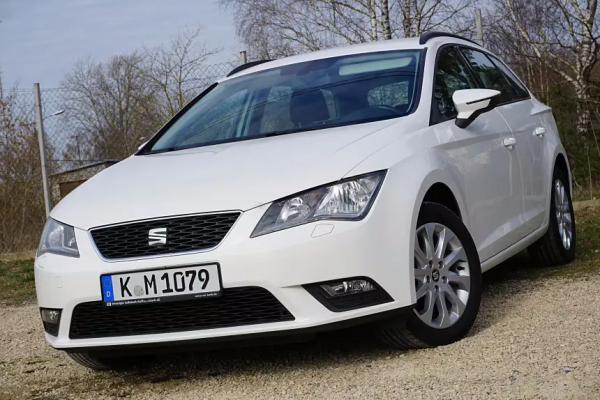 White SEAT Leon 2015 in Riga, with an engine capacity of 1.60 L and mileage of 158 thousand km for 7970 €, photo 4 on AUTOMOTO.COM.LV