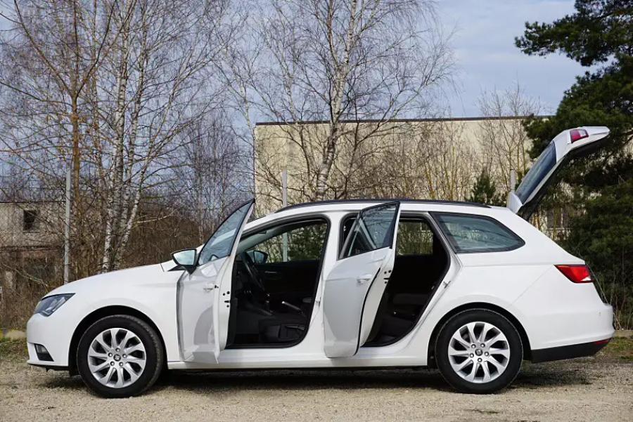 White SEAT Leon 2015 in Riga, with an engine capacity of 1.60 L and mileage of 158 thousand km for 7970 €, photo 8 on AUTOMOTO.COM.LV