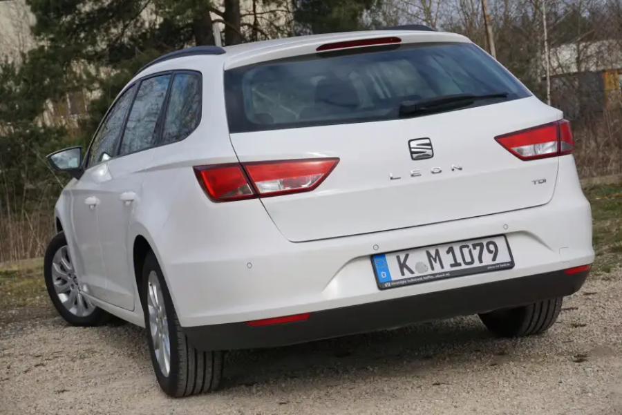 White SEAT Leon 2015 in Riga, with an engine capacity of 1.60 L and mileage of 158 thousand km for 7970 €, photo 10 on AUTOMOTO.COM.LV