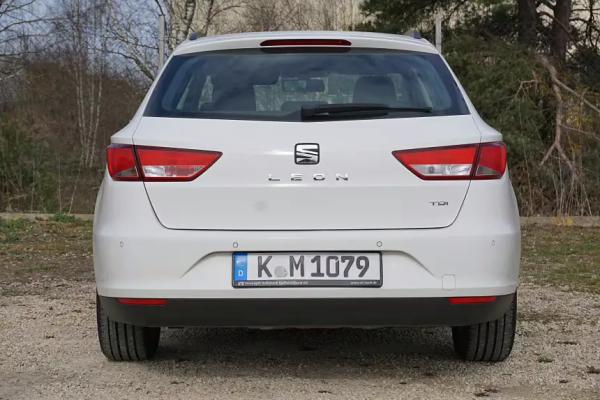 White SEAT Leon 2015 in Riga, with an engine capacity of 1.60 L and mileage of 158 thousand km for 7970 €, photo 10 on AUTOMOTO.COM.LV
