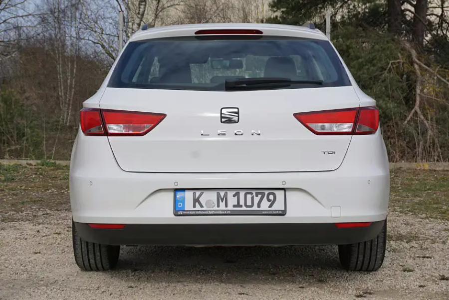 White SEAT Leon 2015 in Riga, with an engine capacity of 1.60 L and mileage of 158 thousand km for 7970 €, photo 11 on AUTOMOTO.COM.LV