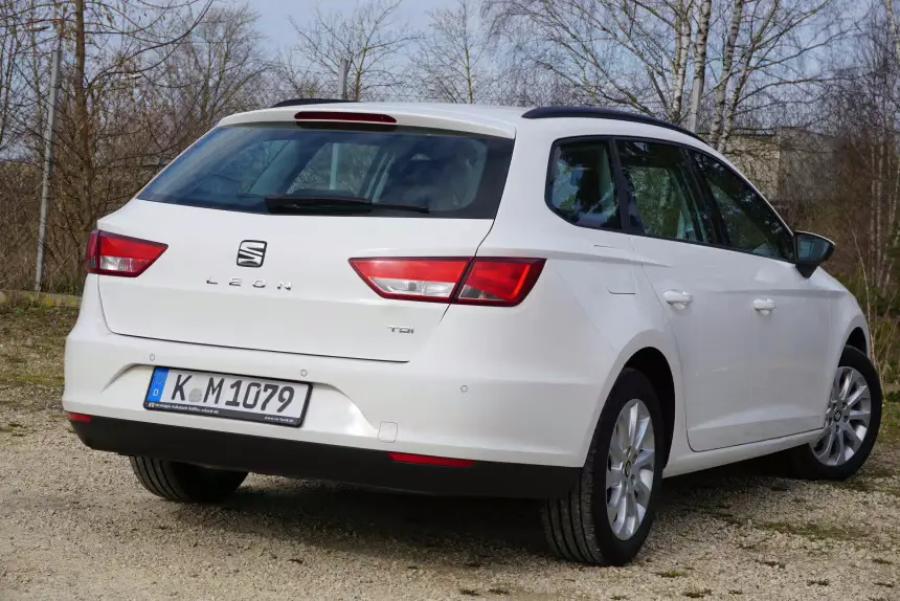 White SEAT Leon 2015 in Riga, with an engine capacity of 1.60 L and mileage of 158 thousand km for 7970 €, photo 12 on AUTOMOTO.COM.LV