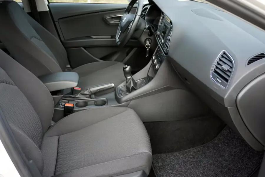 White SEAT Leon 2015 in Riga, with an engine capacity of 1.60 L and mileage of 158 thousand km for 7970 €, photo 16 on AUTOMOTO.COM.LV