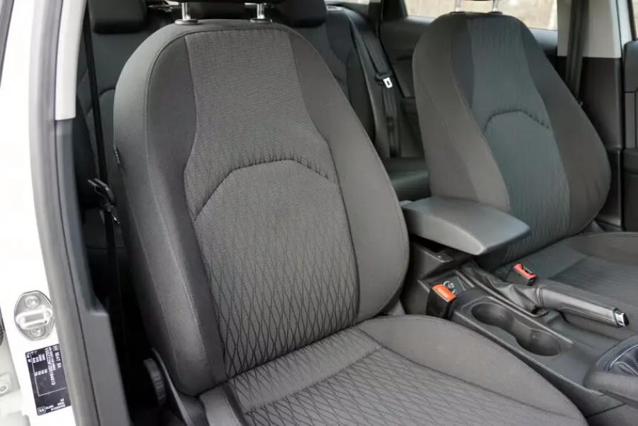 White SEAT Leon 2015 in Riga, with an engine capacity of 1.60 L and mileage of 158 thousand km for 7970 €, photo 17 on AUTOMOTO.COM.LV