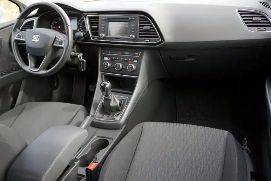 White SEAT Leon 2015 in Riga, with an engine capacity of 1.60 L and mileage of 158 thousand km for 7970 €, photo 18 on AUTOMOTO.COM.LV