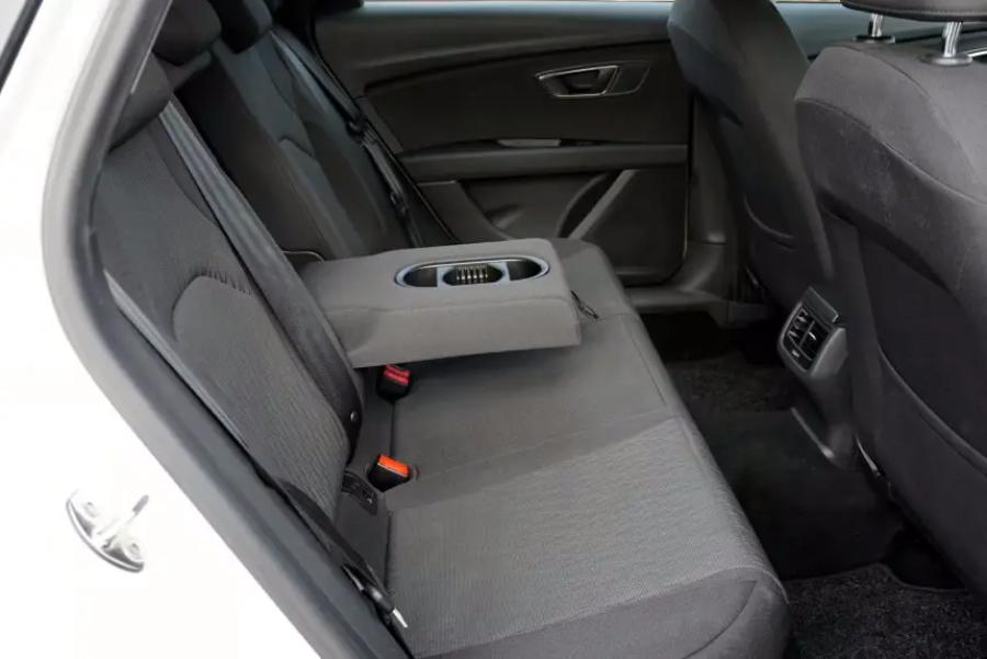 White SEAT Leon 2015 in Riga, with an engine capacity of 1.60 L and mileage of 158 thousand km for 7970 €, photo 19 on AUTOMOTO.COM.LV