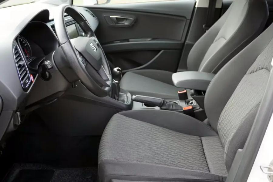 White SEAT Leon 2015 in Riga, with an engine capacity of 1.60 L and mileage of 158 thousand km for 7970 €, photo 20 on AUTOMOTO.COM.LV