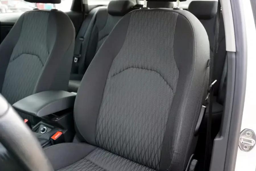 White SEAT Leon 2015 in Riga, with an engine capacity of 1.60 L and mileage of 158 thousand km for 7970 €, photo 21 on AUTOMOTO.COM.LV