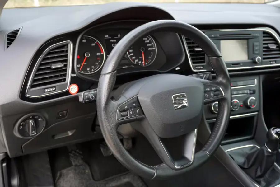 White SEAT Leon 2015 in Riga, with an engine capacity of 1.60 L and mileage of 158 thousand km for 7970 €, photo 22 on AUTOMOTO.COM.LV