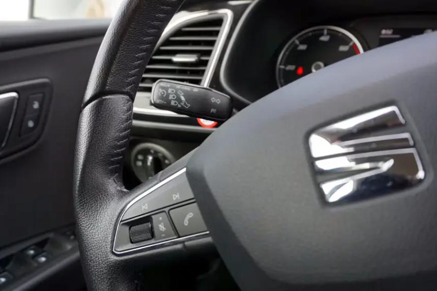 White SEAT Leon 2015 in Riga, with an engine capacity of 1.60 L and mileage of 158 thousand km for 7970 €, photo 23 on AUTOMOTO.COM.LV