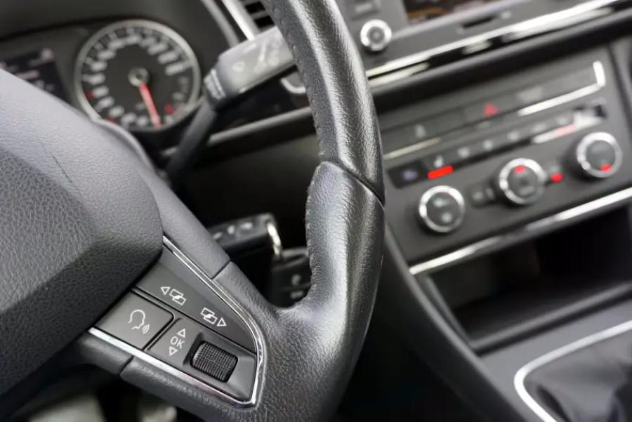 White SEAT Leon 2015 in Riga, with an engine capacity of 1.60 L and mileage of 158 thousand km for 7970 €, photo 24 on AUTOMOTO.COM.LV