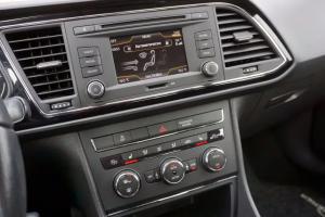 White SEAT Leon 2015 in Riga, with an engine capacity of 1.60 L and mileage of 158 thousand km for 7970 €, photo 26 on AUTOMOTO.COM.LV