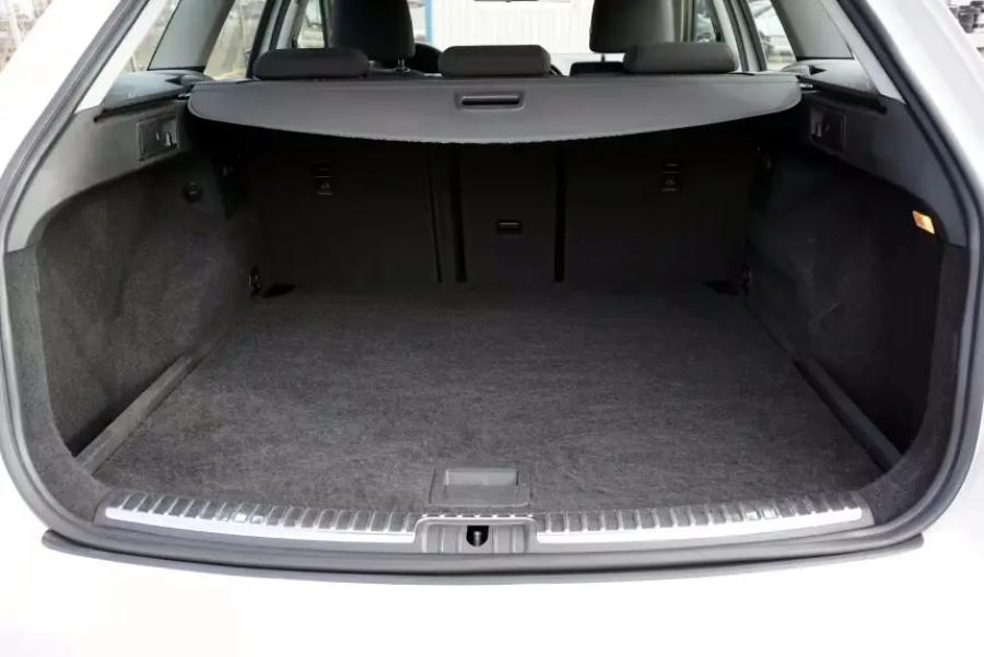 White SEAT Leon 2015 in Riga, with an engine capacity of 1.60 L and mileage of 158 thousand km for 7970 €, photo 31 on AUTOMOTO.COM.LV