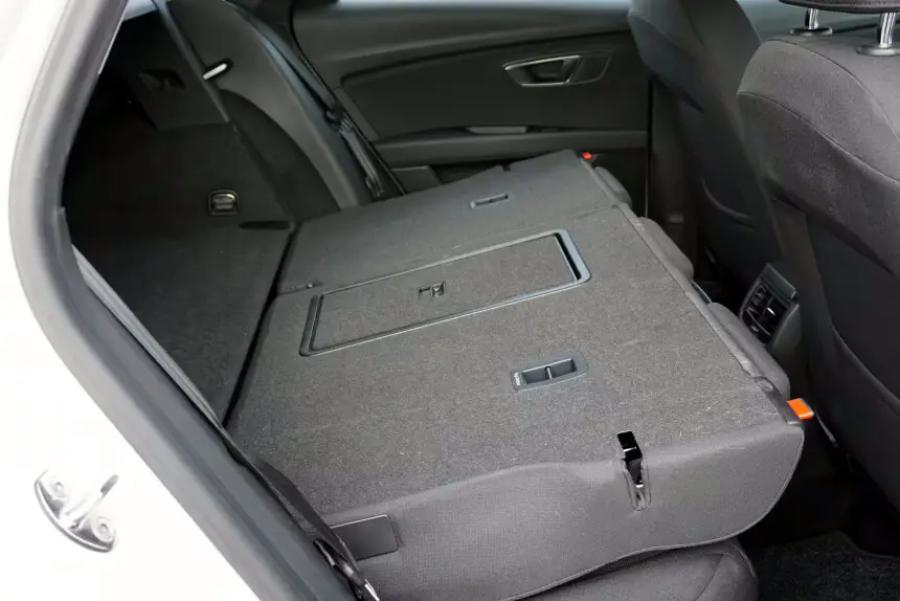 White SEAT Leon 2015 in Riga, with an engine capacity of 1.60 L and mileage of 158 thousand km for 7970 €, photo 32 on AUTOMOTO.COM.LV