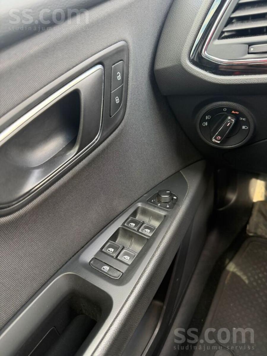 White SEAT Leon 2018 in Riga, with an engine capacity of 2.00 L and mileage of 172 thousand km for 8500 €, photo 9 on AUTOMOTO.COM.LV