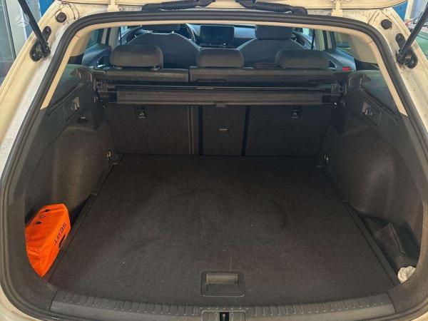 White SEAT Leon 2021 in Vilnius, with an engine capacity of 1.50 L and mileage of 88 thousand km for 15597 €, photo 11 on AUTOMOTO.COM.LV