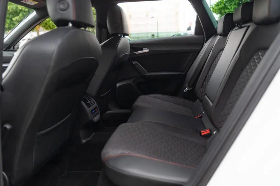 White SEAT Leon 2021 in Liepaja, with an engine capacity of 1.50 L and mileage of 241 thousand km for 12000 €, photo 24 on AUTOMOTO.COM.LV