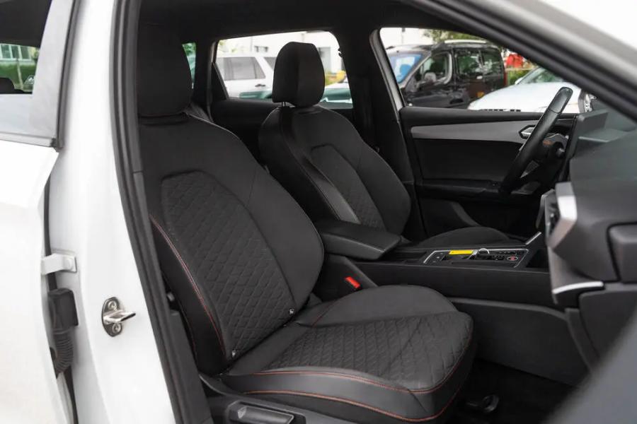 White SEAT Leon 2021 in Liepaja, with an engine capacity of 1.50 L and mileage of 241 thousand km for 12000 €, photo 30 on AUTOMOTO.COM.LV