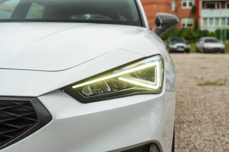 White SEAT Leon 2021 in Liepaja, with an engine capacity of 1.50 L and mileage of 241 thousand km for 12000 €, photo 19 on AUTOMOTO.COM.LV