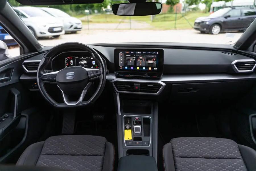 White SEAT Leon 2021 in Liepaja, with an engine capacity of 1.50 L and mileage of 241 thousand km for 12000 €, photo 44 on AUTOMOTO.COM.LV