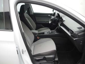 White SEAT Leon 2024 in Vilnius, with an engine capacity of 1.50 L and mileage of 50 thousand km for 20900 €, photo 12 on AUTOMOTO.COM.LV