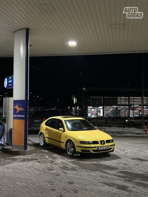 Yellow SEAT Leon 2002 in Vilnius, with an engine capacity of 1.80 L and mileage of 285 thousand km for 900 €, photo  on AUTOMOTO.COM.LV